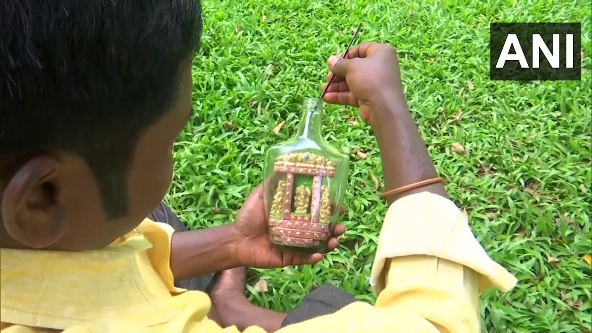 Ganesh Chaturthi 2022: कांच की बोतल में बनाए गणपति, भुवनेश्‍वर के ईश्वर ...
