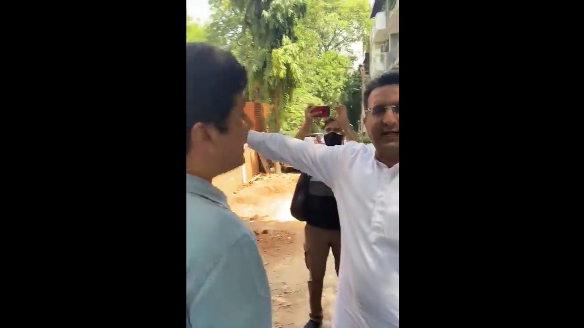 Delhi School Dispute: स्कूलों के मुद्दे पर सरेराह भिड़े भाजपा के गौरव ...