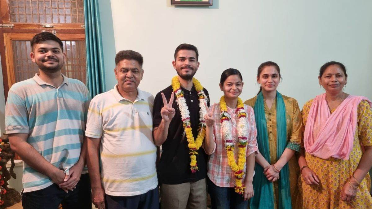 UP PCS J: दोहरी खुशी लेकर आया राखी का त्योहार, आगरा के भाई-बहन बने जज ...