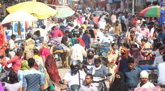 बाजारों पर चढ़ा त्योहार का रंग, भा रहे मिट्टी के करवे - The colors of ...