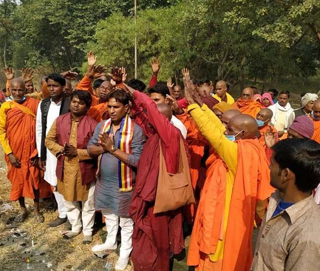 संकिसा में धम्म यात्रा में जवाबी नारेबाजी से गरमाया माहौल, पुलिस ने ...