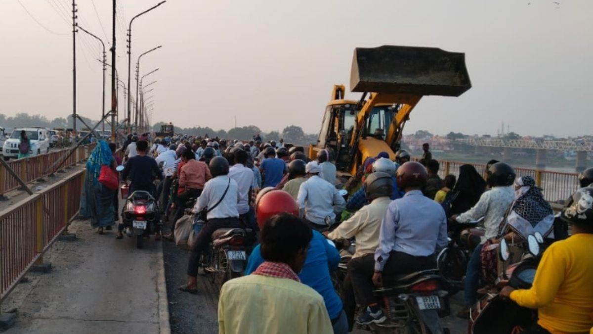 Prayagraj Shastri Bridge: पुल की रिपेयरिंग बनी मुसीबत, एक लेन बंद होने ...