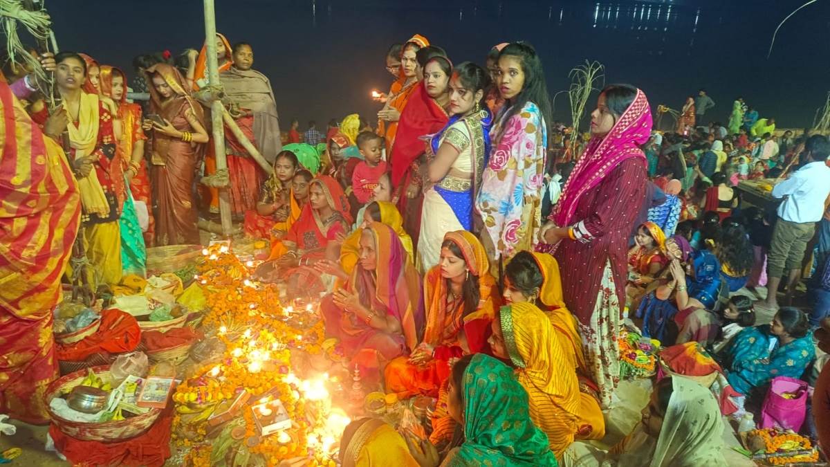 Chhath Puja 2022: छठ पूजा पर जगमग हुए प्रयागराज के गंगा-यमुना घाट, तस् ...