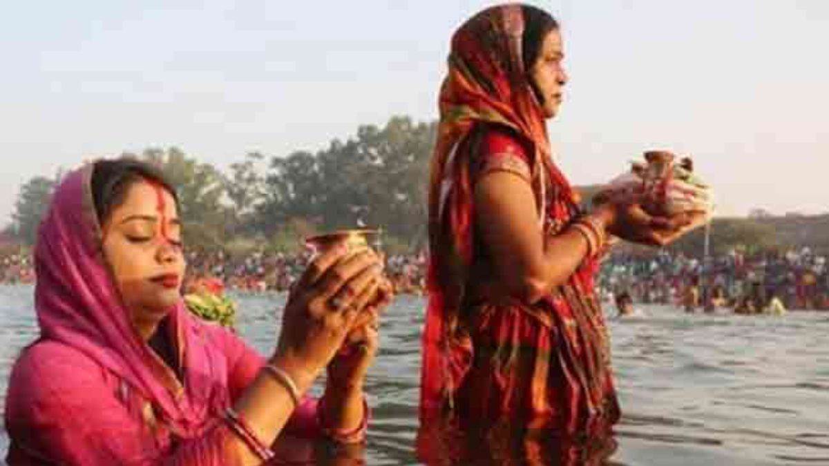 Chhath Puja 2022: उगते हुए सूर्य को अर्घ्य देने के साथ ही मुजफ्फरपुर और आसपास के जिलों में छठ ...