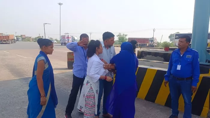 कानपुर-झांसी हाईवे के टोल प्लाजा पर विहिप नेता की पत्नी को पीटा, कार ...
