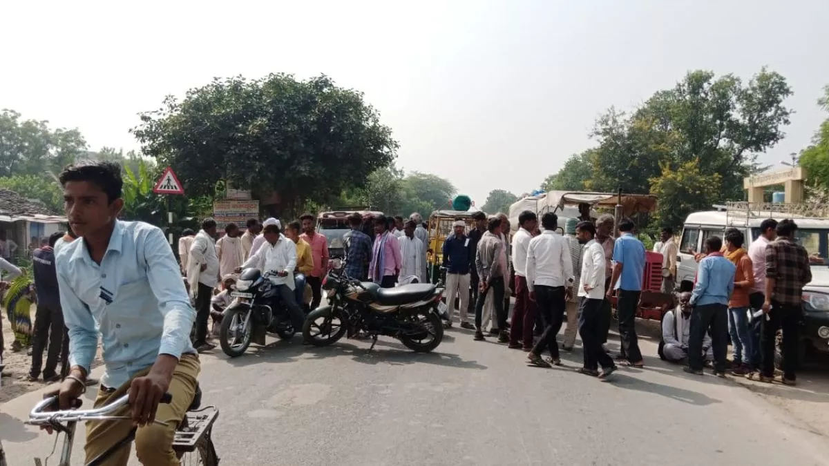 Mahoba News : खाद नहीं मिलने पर किसानों ने जाम लगाकर किया हंगामा, सचिव ...