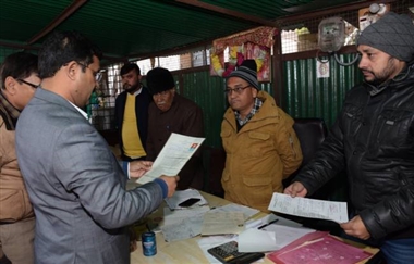 एसडीएम के पहुंचते ही नदारद हुए गैर लाइसेंसधारी लोग - SDM inspected ...