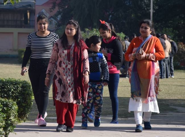 ठंड से राहत दे गया गुजरे साल का अंतिम सूरज - sun rising after a long ...