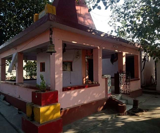 पुजारी को कमरे में बंद कर मां कालिका मंदिर में से चोरों ने दानपात्र ...