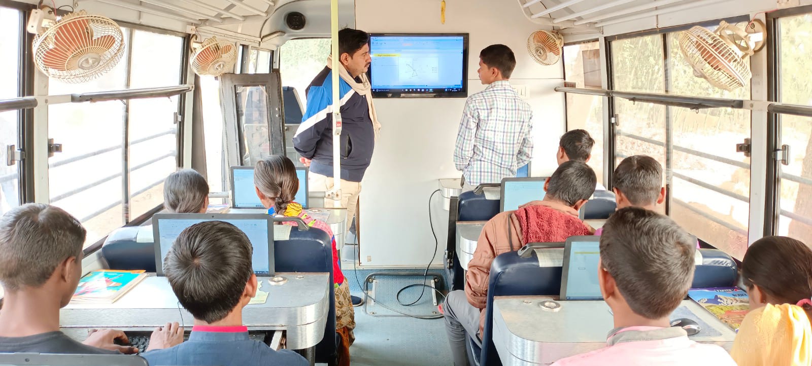 अनोखी बस... जिसमें चलती है कंप्यूटर क्लास, झारखंड समेत कई राज्यों के ...
