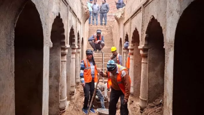 Sambhal Stepwell: बावड़ी की दूसरी मंजिल का दरवाजा आया नजर, ग्रामीण बोले ...