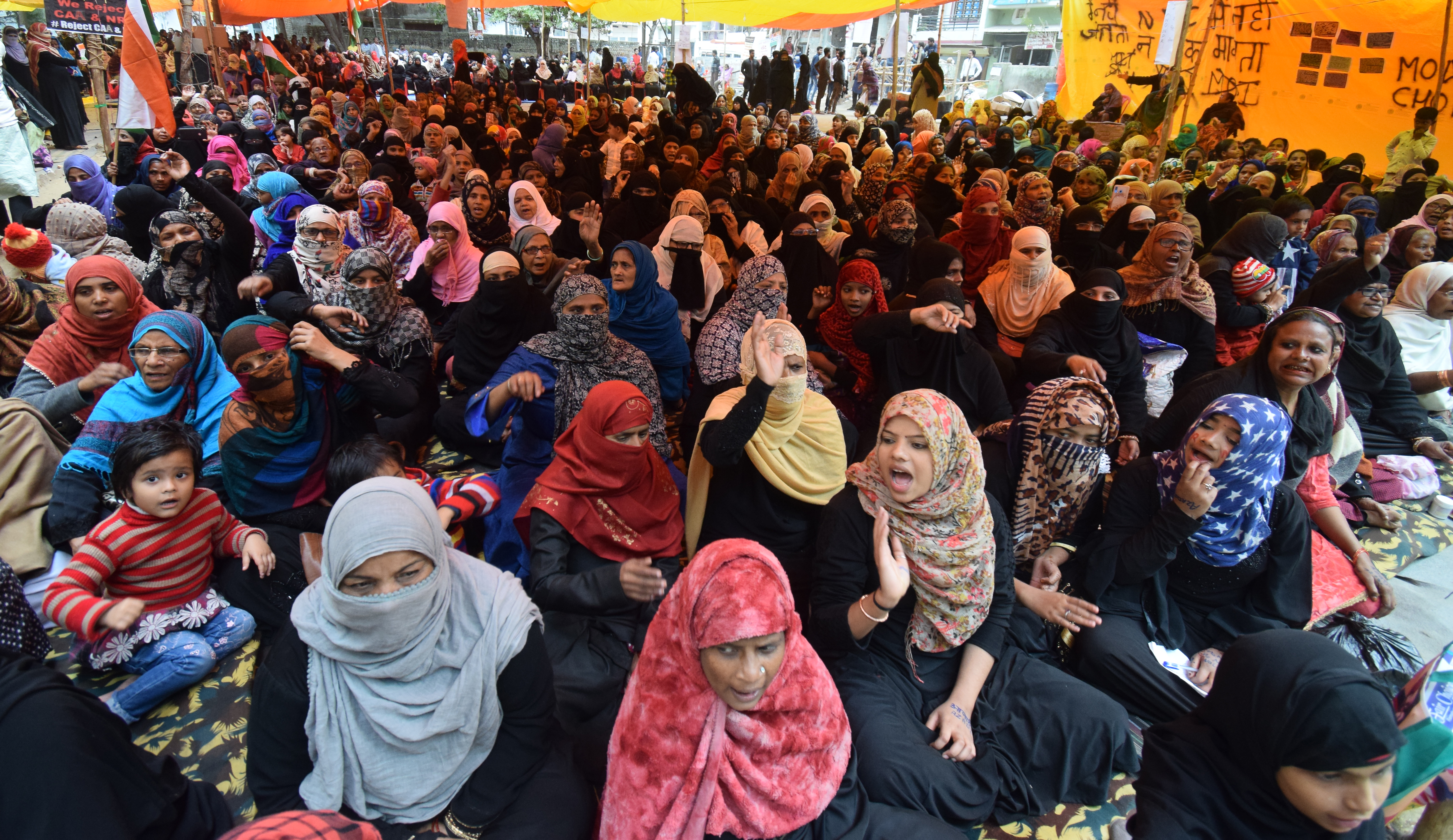 CAA : सीएए के समर्थन में स्कूलों में भाजपा कार्यकर्ताओं ने दी दस्‍तक ...