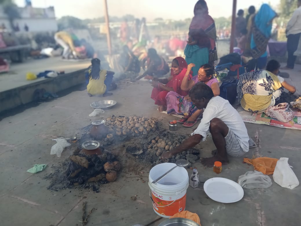 काशी में लोक आस्‍था के पर्व 'लोटा भंटा मेला' में संतति की कामना से बाटी ...
