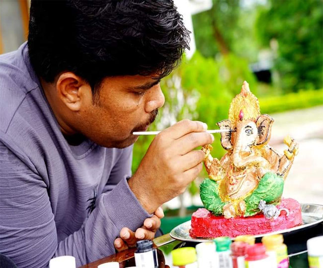 Koderma DC ने खुद गढ़ी गणेश प्रतिमा, धूमधाम से की पूजा; देखें तस्‍वीरें ...