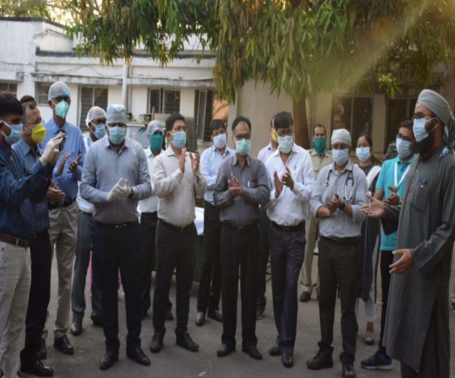 Bokaro Coronavirus News Update: कोरोना से जंग जीत चार मरीज लाैटे घर, गिफ्ट देकर BGH से हुई विदाई ...