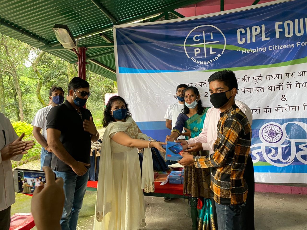 स्वतंत्रता दिवस पर सीआइपीएल फाउंडेशन ने मेधावी छात्रों को टैबलेट दे ...