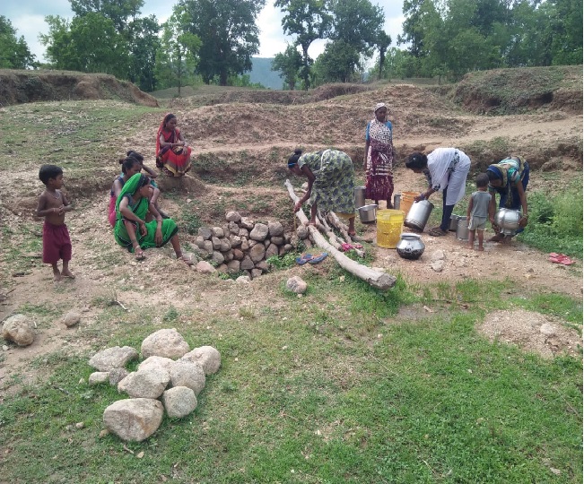 जब बूंद बूंद पानी को तरस रहे पंडो जनजाति को नहीं मिली मदद तो खुद खोदने ...