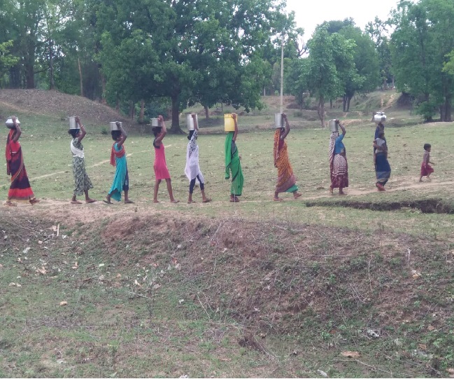 जब बूंद बूंद पानी को तरस रहे पंडो जनजाति को नहीं मिली मदद तो खुद खोदने ...