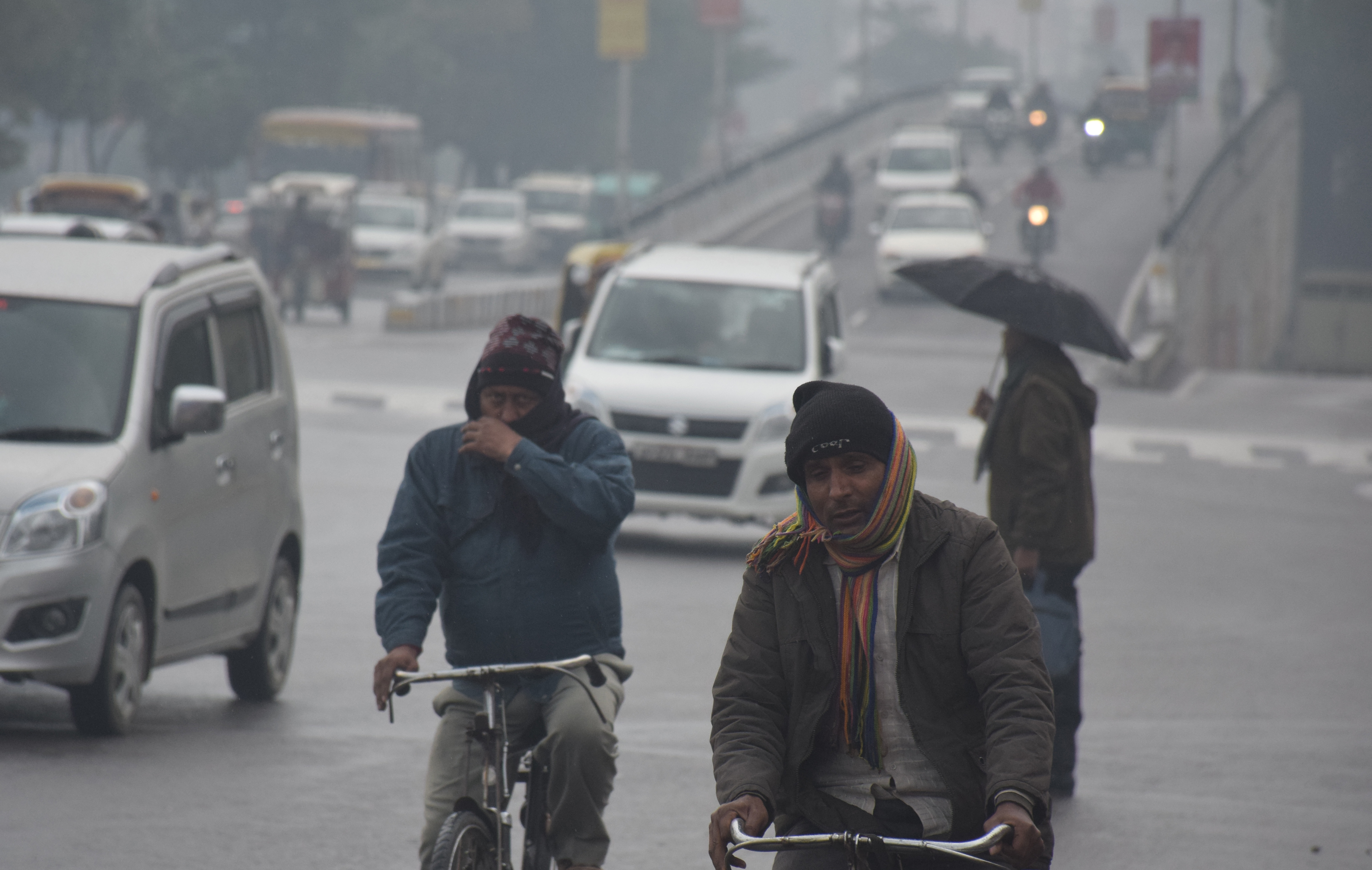 UP Weather: उत्‍तर प्रदेश के आसमान में बादलों ने जमाया डेरा, बढ़ी ठंड ...