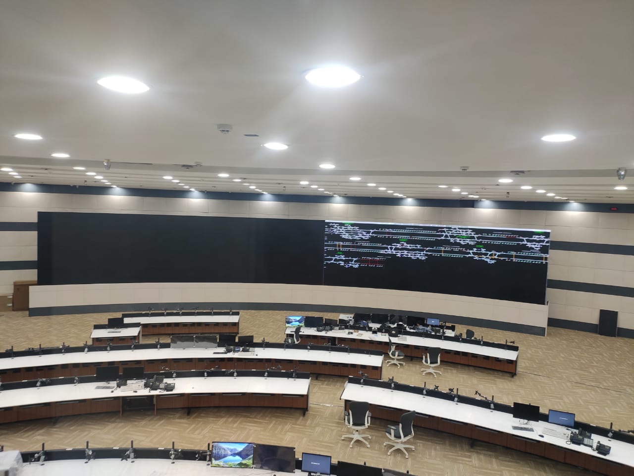 PM नरेंद्र मोदी एशिया के सबसे बड़े कंट्रोल रूम का प्रयागराज में 29 ...