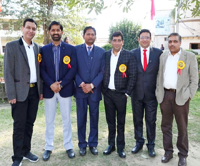 Alumni Meet in DAV: बरसों बाद मिले पुराने दोस्त, कॉलेज पहुंच हो गए जवां ...