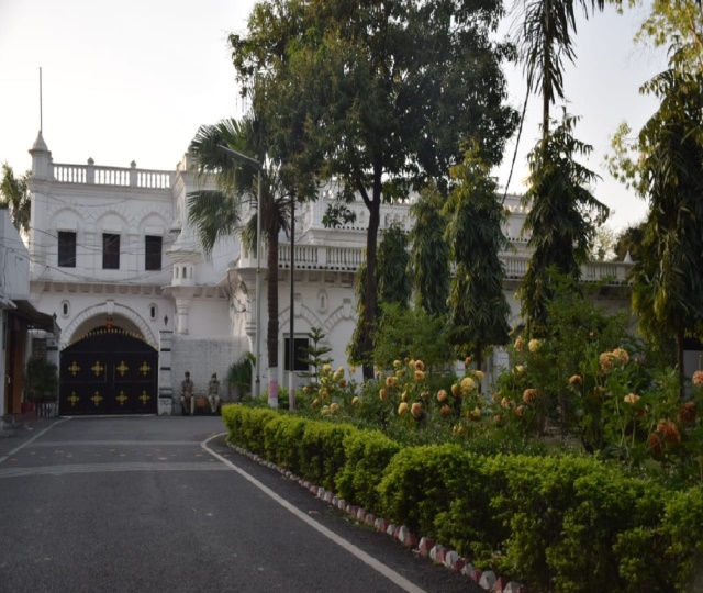 रियासत के मुख्यमंत्री आवास में रहते हैं रामपुर के डीएम, आलीशान कोठी की ...