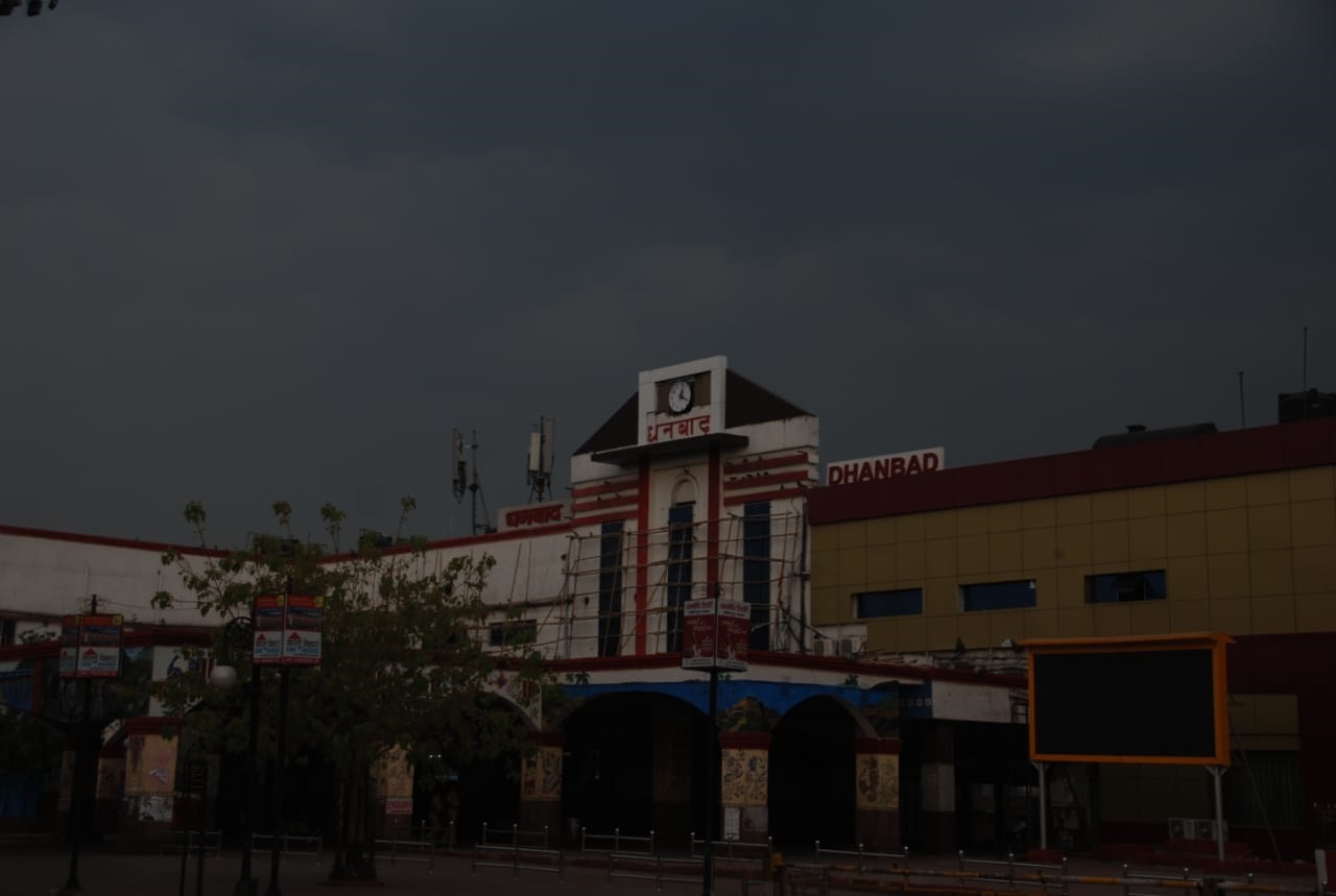 Dhanbad Weather Report: अचानक माैसम के पलटते ही धूप की जगह आसमान में ...