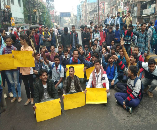 पटना में चाकू की नोंक पर सामूहिक दुष्‍कर्म, सड़क पर उतरीं लड़कियों की ...