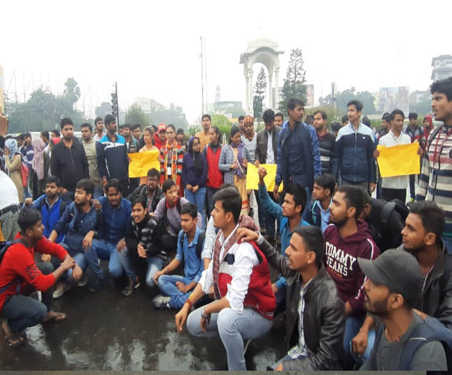 पटना में चाकू की नोंक पर सामूहिक दुष्‍कर्म, सड़क पर उतरीं लड़कियों की ...