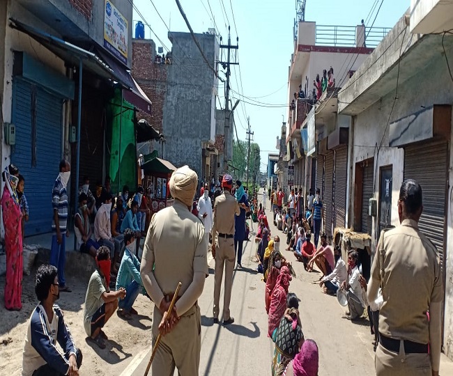 गदईपुर में भूखे-प्यासे फैक्ट्री वर्करों का चक्का जाम, बोले- गांव ...