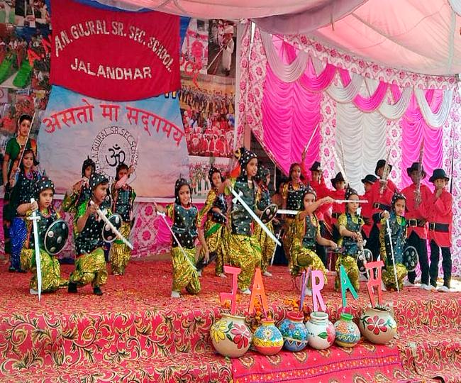 एएन गुजराल और एपीजे रिदम्स में हुए वार्षिक समारोह, केंद्रीय मंत्री ...