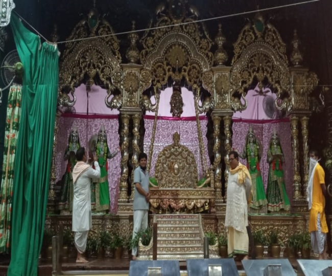 Hariyali Teej: आस्था की डोर से झोटे ले रहे ठा. बांकेबिहारी, भक्‍त नहीं ...