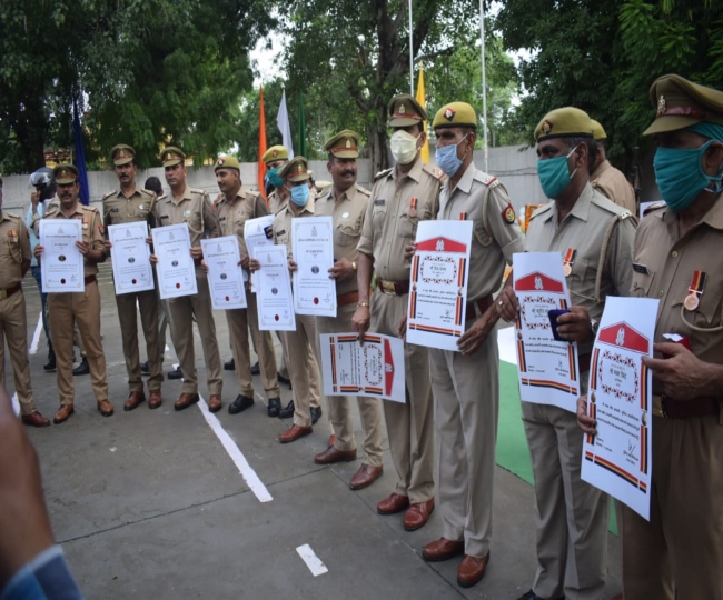 Independence Day Celebration Agra: शान से लहराया तिरंगा, कलक्‍ट्रेट से ...