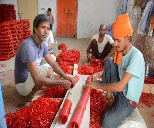 Making of Bangles: पिघलती हैं, खिचती हैं फिर संवरकर खनकती है चूड़ियां ...