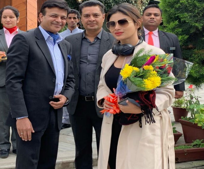 आलिया भट्ट और रणबीर कपूर पहुंचे मनाली, हिमाचली टोपी पहनाकर किया स्‍वागत ...