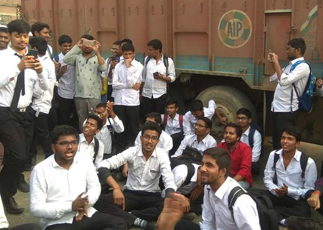 इंजीनियरिंग कॉलेज : रैगिंग के विरोध में सड़क पर उतरे छात्र, किया एनएच ...