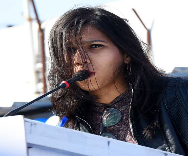 रांची की श्रेया को अभिनेता अखिलेंद्र मिश्रा ने किया सम्मानित, मिला ...