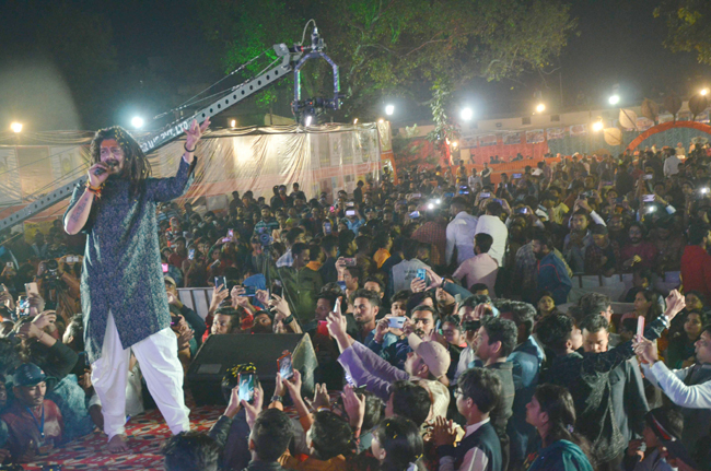 मेरा भोला है भंडारी, करे नंदी की सवारी, शंभूनाथ रे... जानिए; गायक ...