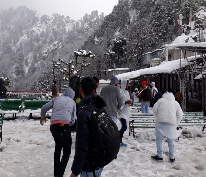 Snowfall at Vaishno Devi: भैरों घाटी मार्ग पर दूसरे दिन भी यात्रा ...