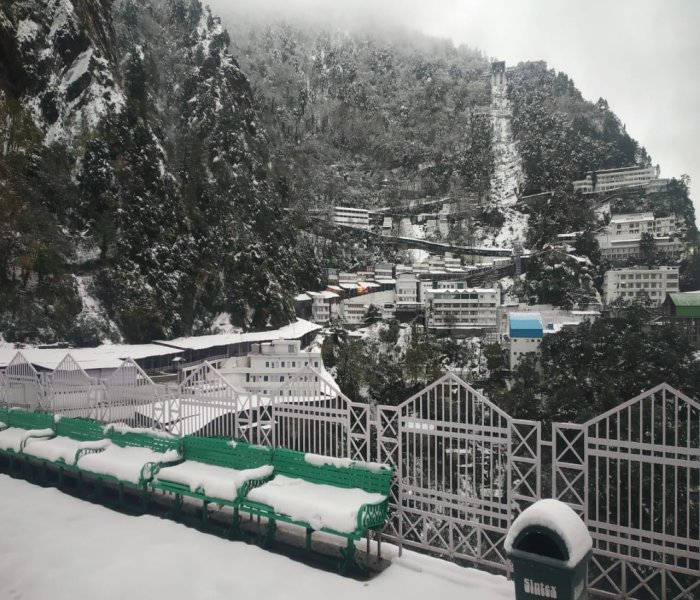 Snowfall at Mata Vaishno Devi: बर्फ की सफेद चादर में लिपटा मां वैष्णो ...