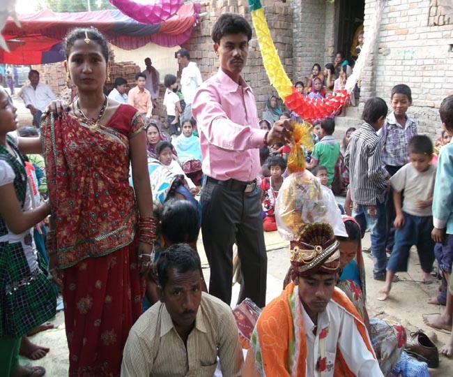 दहेज की कुरीति से दूर बिहार का यह आदिवासी समाज, यहां शादी कर रहे जोड़े ...