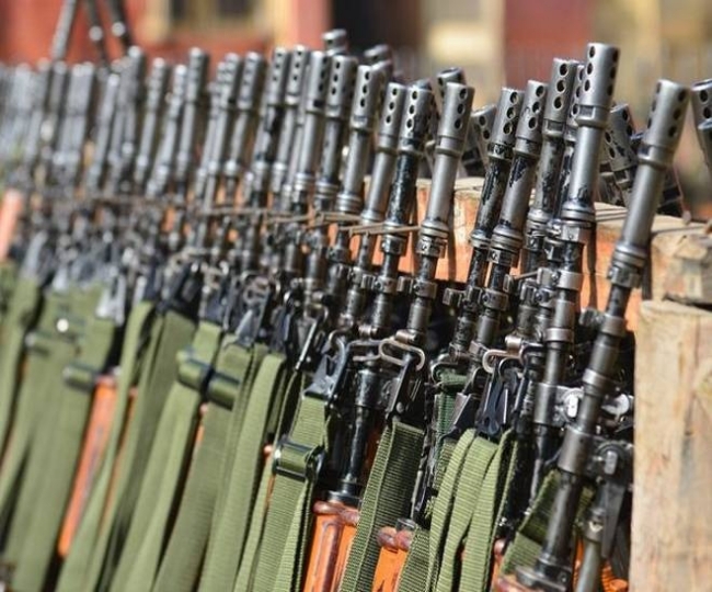 सत्तर साल बाद थाने से विदा हुईं थ्री नॉट थ्री रायफलें, भावुक हुए ...