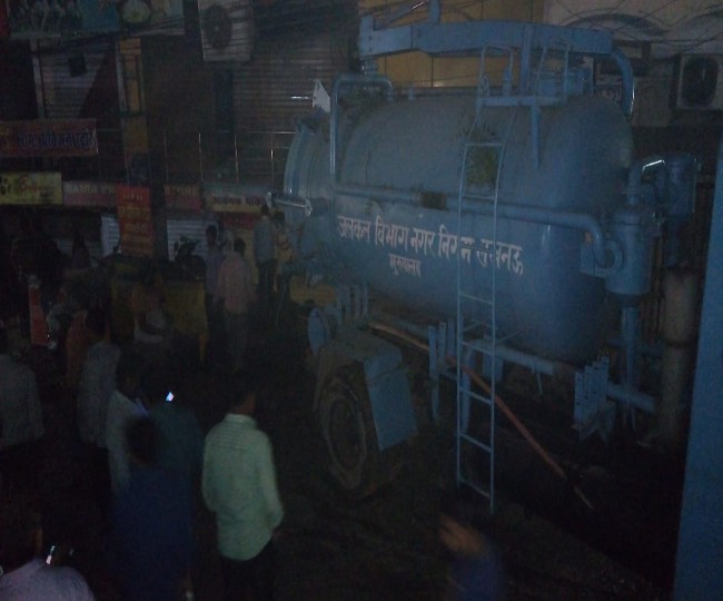 फ्लाइओवर निर्माण के लिए हो रही थी खोदाई, अचानक फटी पाइप लाइन-दुकानों ...