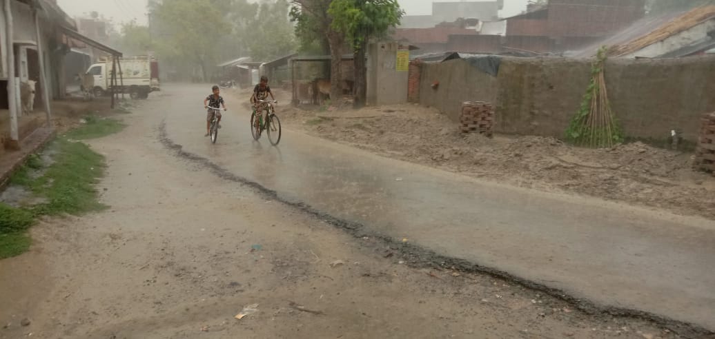 Lucknow Weather Update: बलरामपुर में दस गांव पानी से घिरे, अंबेडकरनगर ...