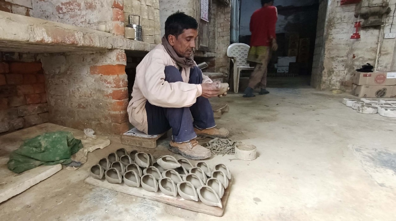Local to vocal: भटि्टयों में गुम हुई चिनहट पॉटरी की खनक, अब फिर से जगी ...