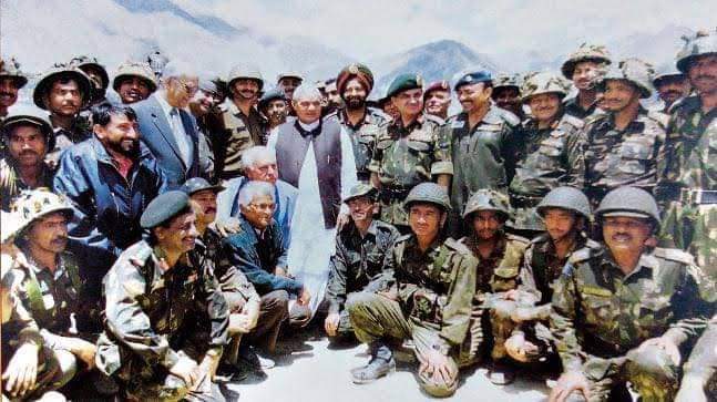Kargil war Series: चीता हेलीकॉप्टर पर 'कर्नल जीपीएस कौशिक' और 'गुंजन ...