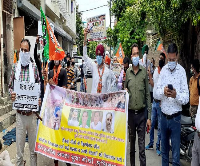 घर के बाहर धरना देने पहुंचे भाजयुमो नेताअाें को पानी पिलाने पहुंचे ...