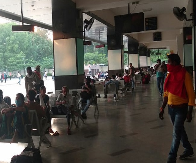 Lockdown Effect : बस स्टेशनों पर अचानक जुटी भीड़, डिपो से बसें मंगवा ...