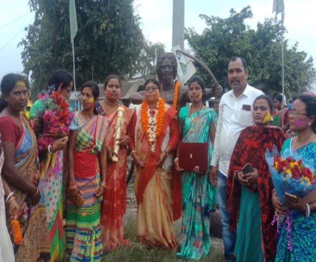 राज्यपाल द्रौपदी मुर्मू ने चामी को किया सम्मानित, दी शुभकामना ...