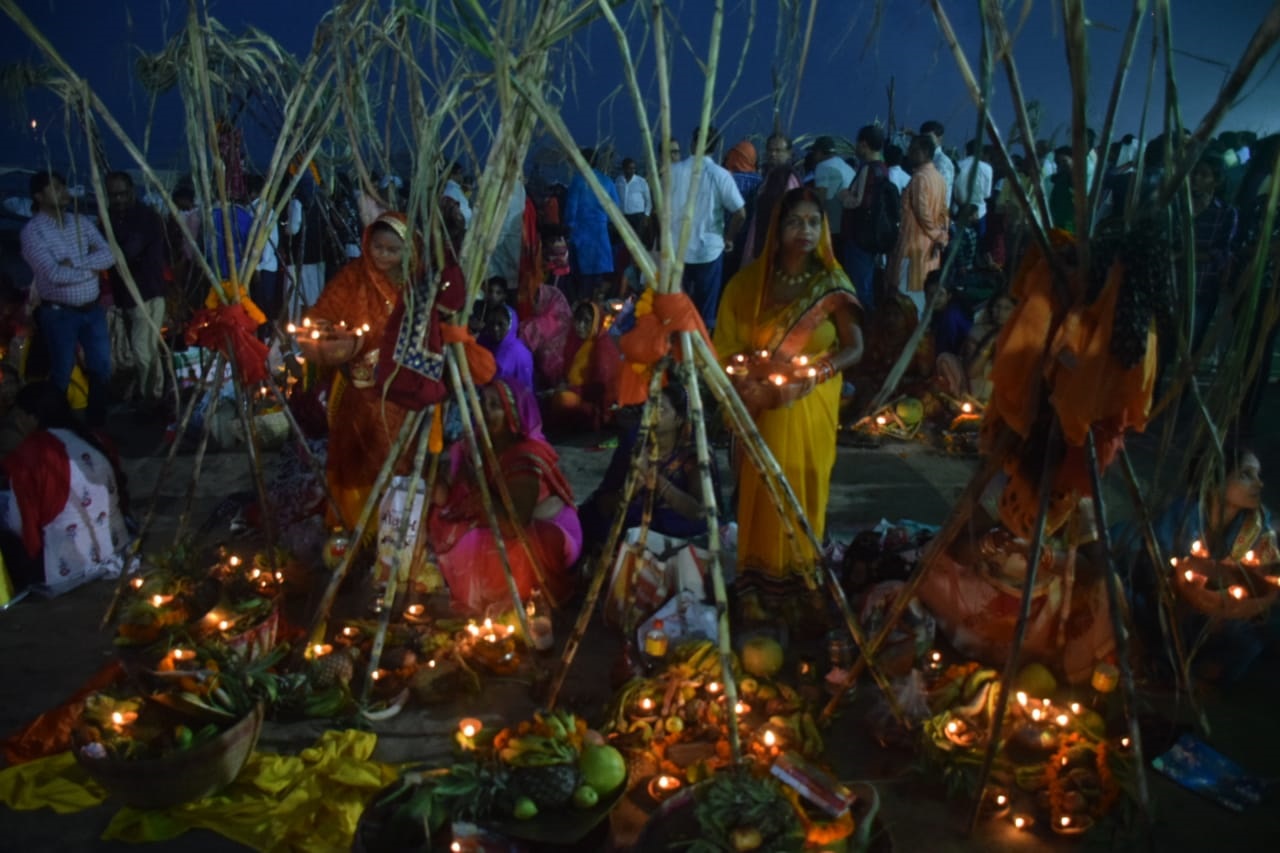 Chhath Puja : गंगा-यमुना घाटों पर उमड़ी आस्‍था, व्रती महिलाओं ने उदयाचल ...